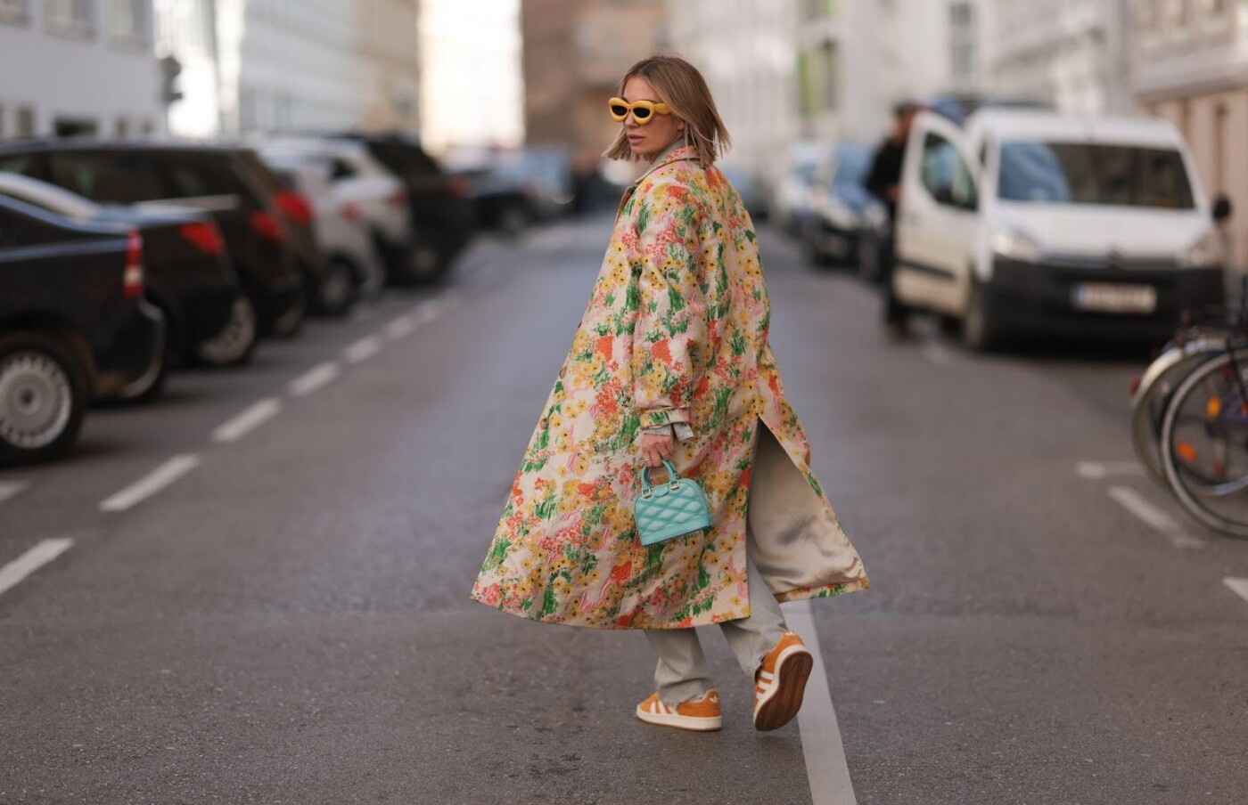 Outfit: Mantel und Sneaker. Unsere Inspiration | eschuhe.de Blog